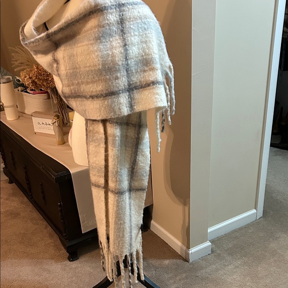 Steve Madden | Accessories | Cozy Soft Extra Long Cream Plaid Fringe ...